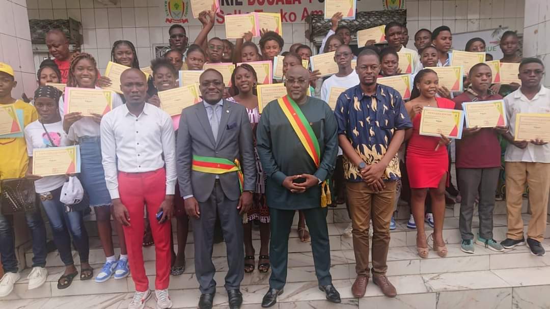 Arrondissement de Douala 4ème : Le Maire Pr Édouard Moby prime l ...